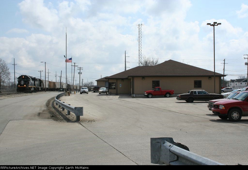 IC 3140 North throttles up passing the yard office